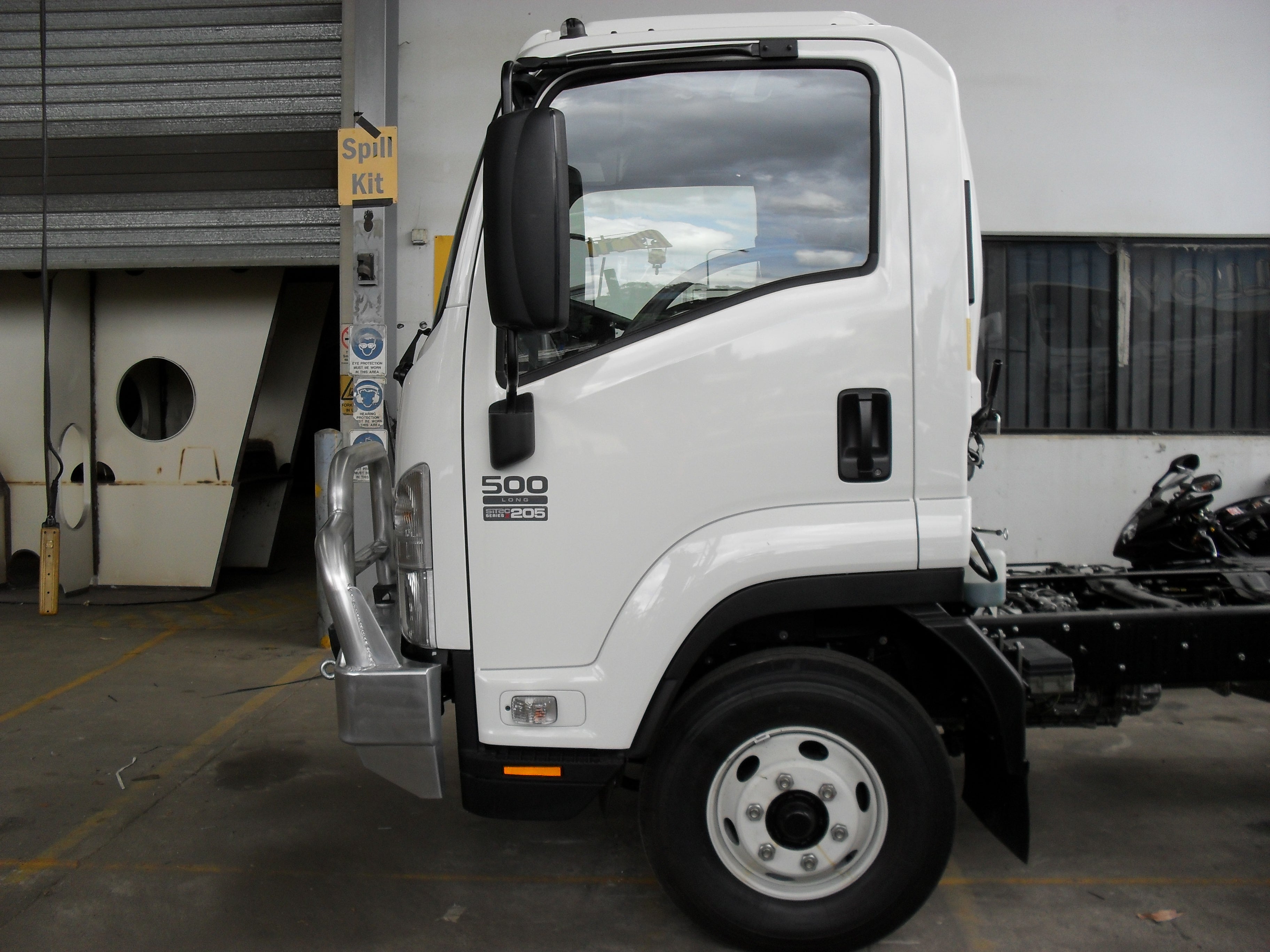 (B3IS0456SYP) ISUZU FRR500 (FH) Deluxe 3 Bullbar (/08 to ) – Bars N Racks